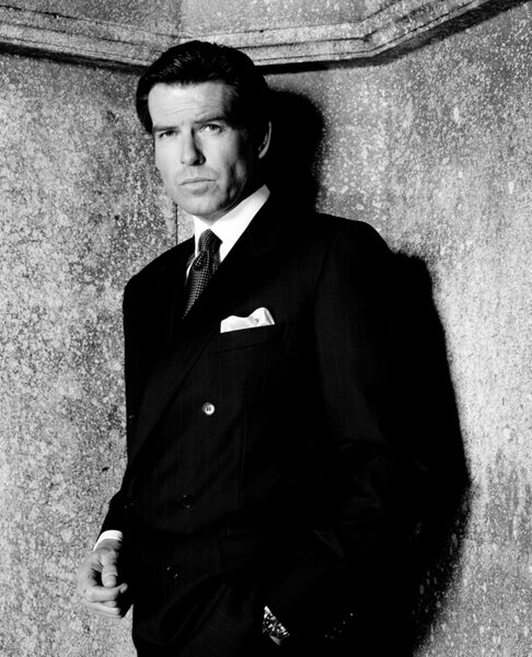 Fotografia Pierce Brosnan as James Bond in 'GoldenEye', John Stoddart ...